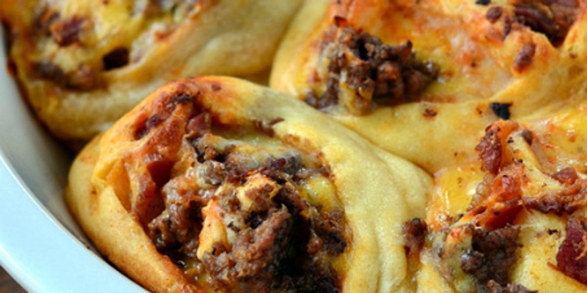 Bacon Cheeseburger Pizza Pinwheels - My Recipe Magic