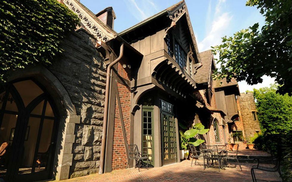 See the Georgia mansion featured in creepy Netflix hit 'Haunting of ...