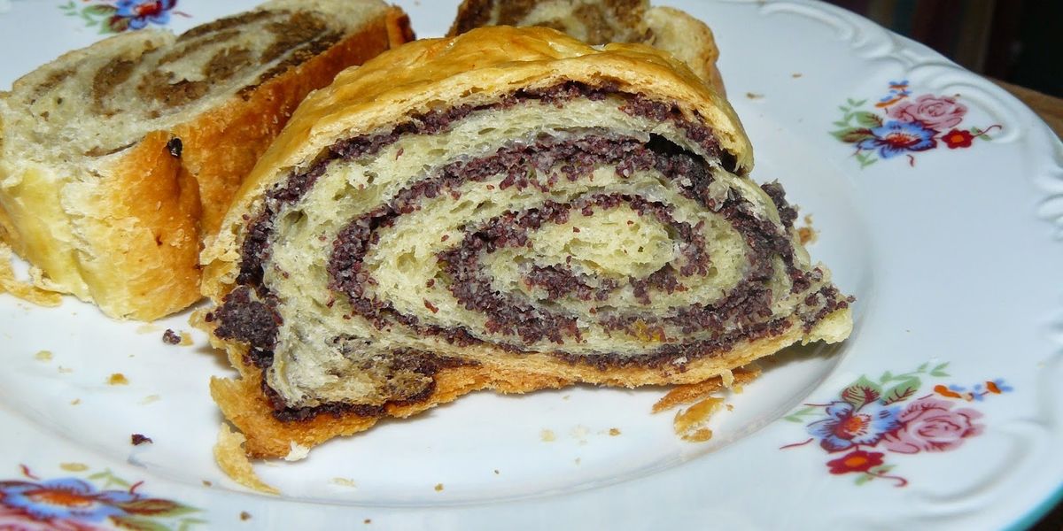 Roll Up Cake With Nuts and Poppy Seeds - My Recipe Magic