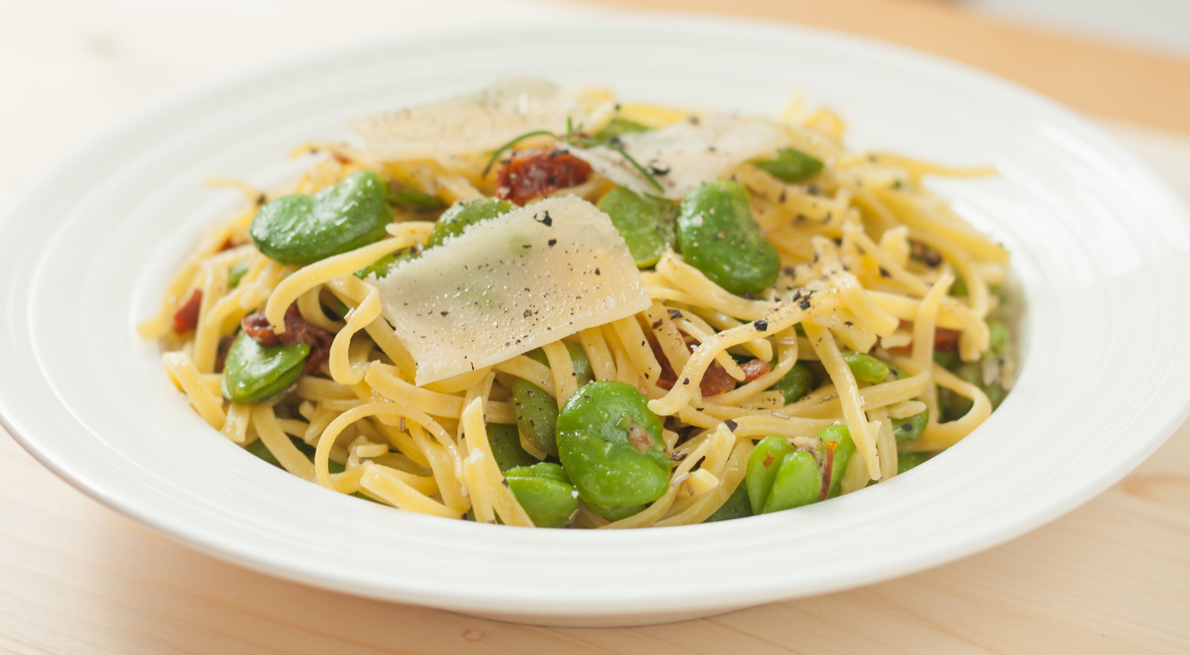 Cuciniamo insieme: spaghetti fave e crema di pecorino - La Verità