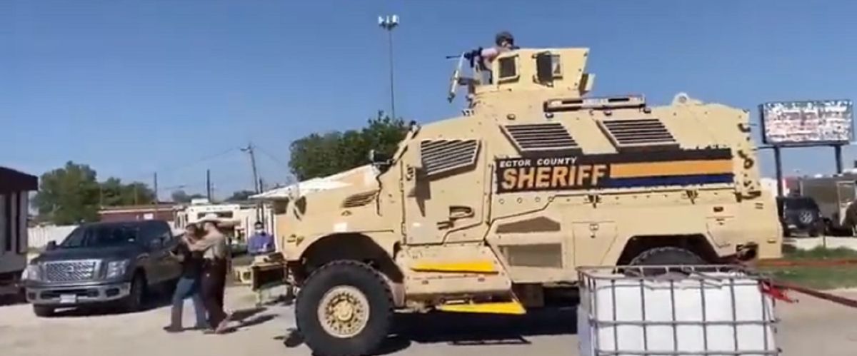 Texas sheriff sends SWAT team with guns drawn to arrest armed lockdown ...