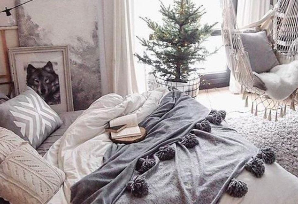 5 Must-Have Decorations Every Boring College Dorm Needs