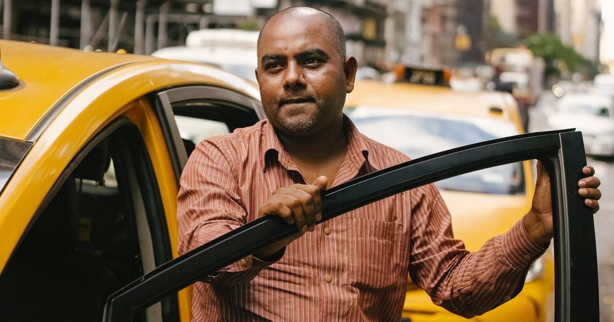 Cab driver takes drunk passenger who refused to wear a mask directly to ...