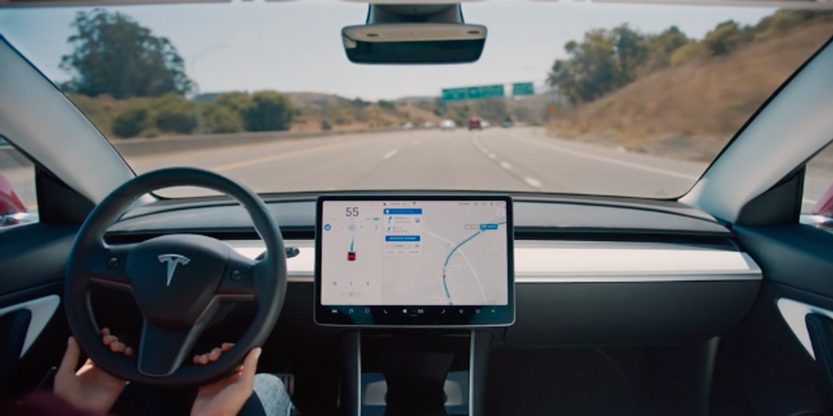 Tesla activates driver-facing camera to up Autopilot safety - Gearbrain Tesla activates driver-facing camera to up Autopilot safety - Gearbrain