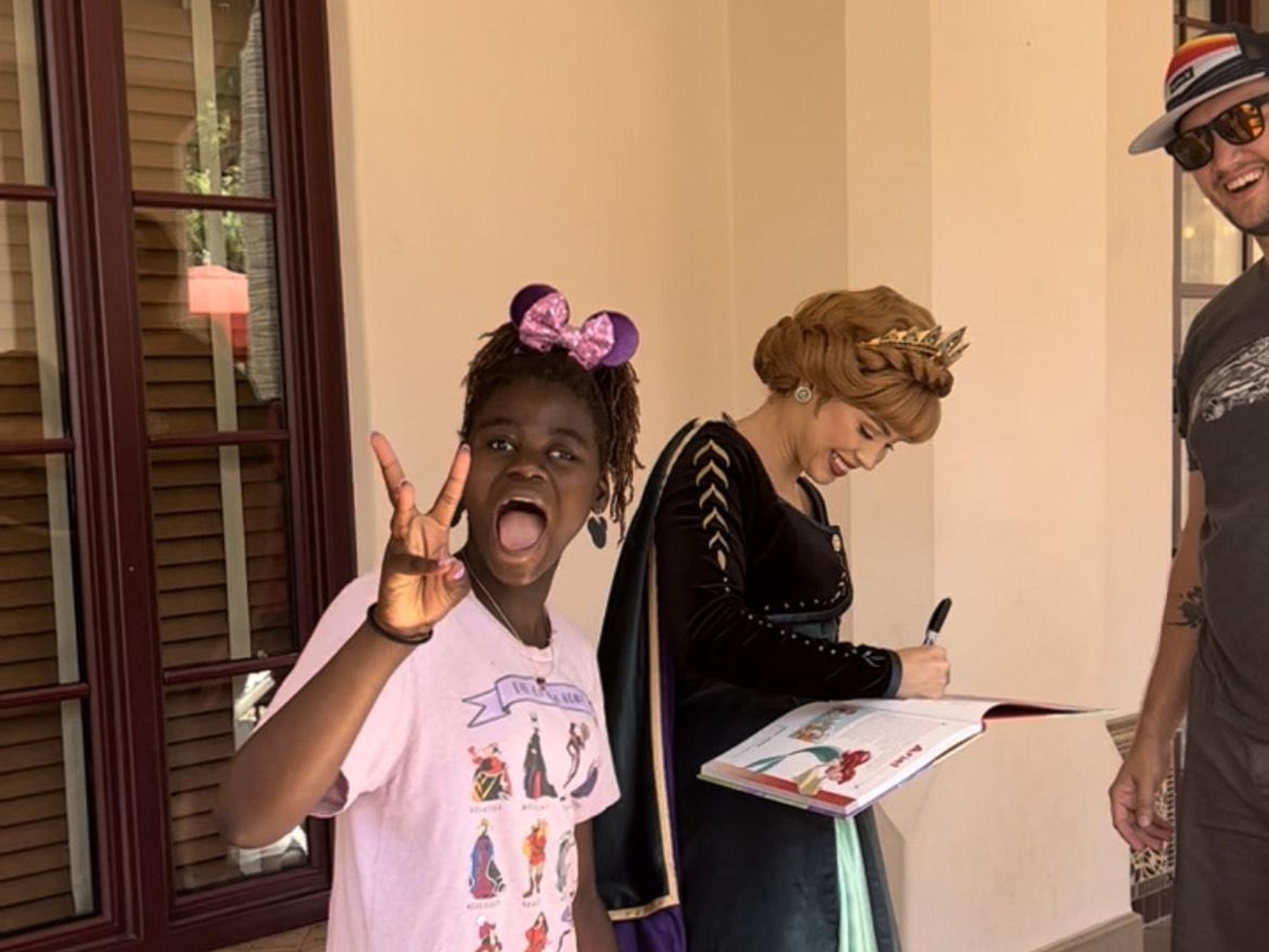 Disney princess surprises park goer by using sign language - Upworthy