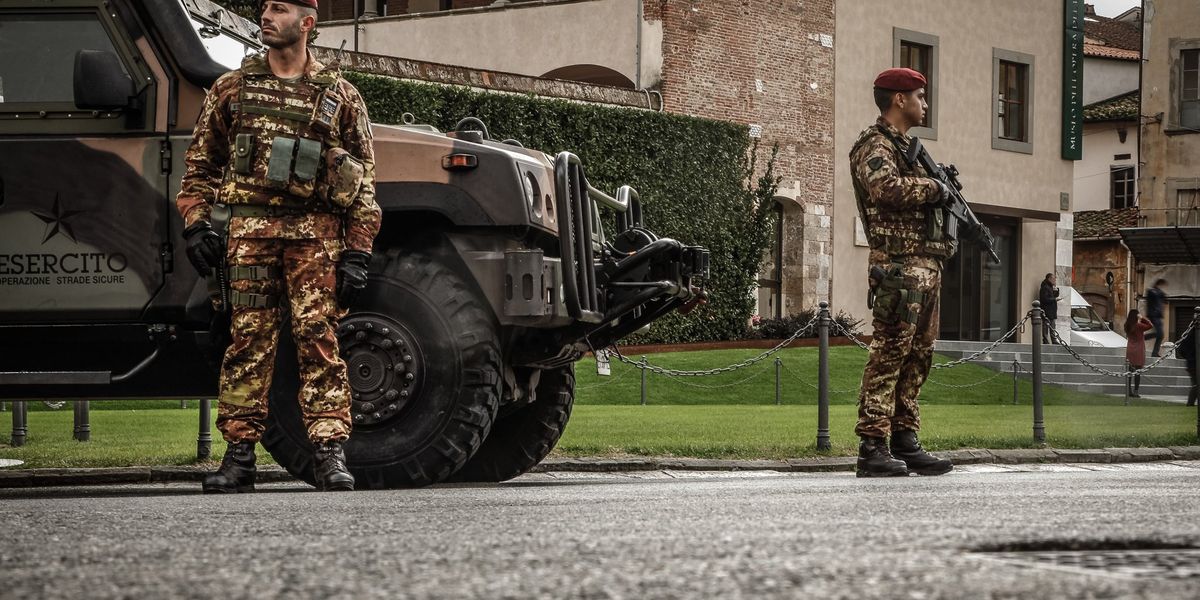 La Meloni rimanda i soldati in strada. E la sinistra urla al colpo di ...