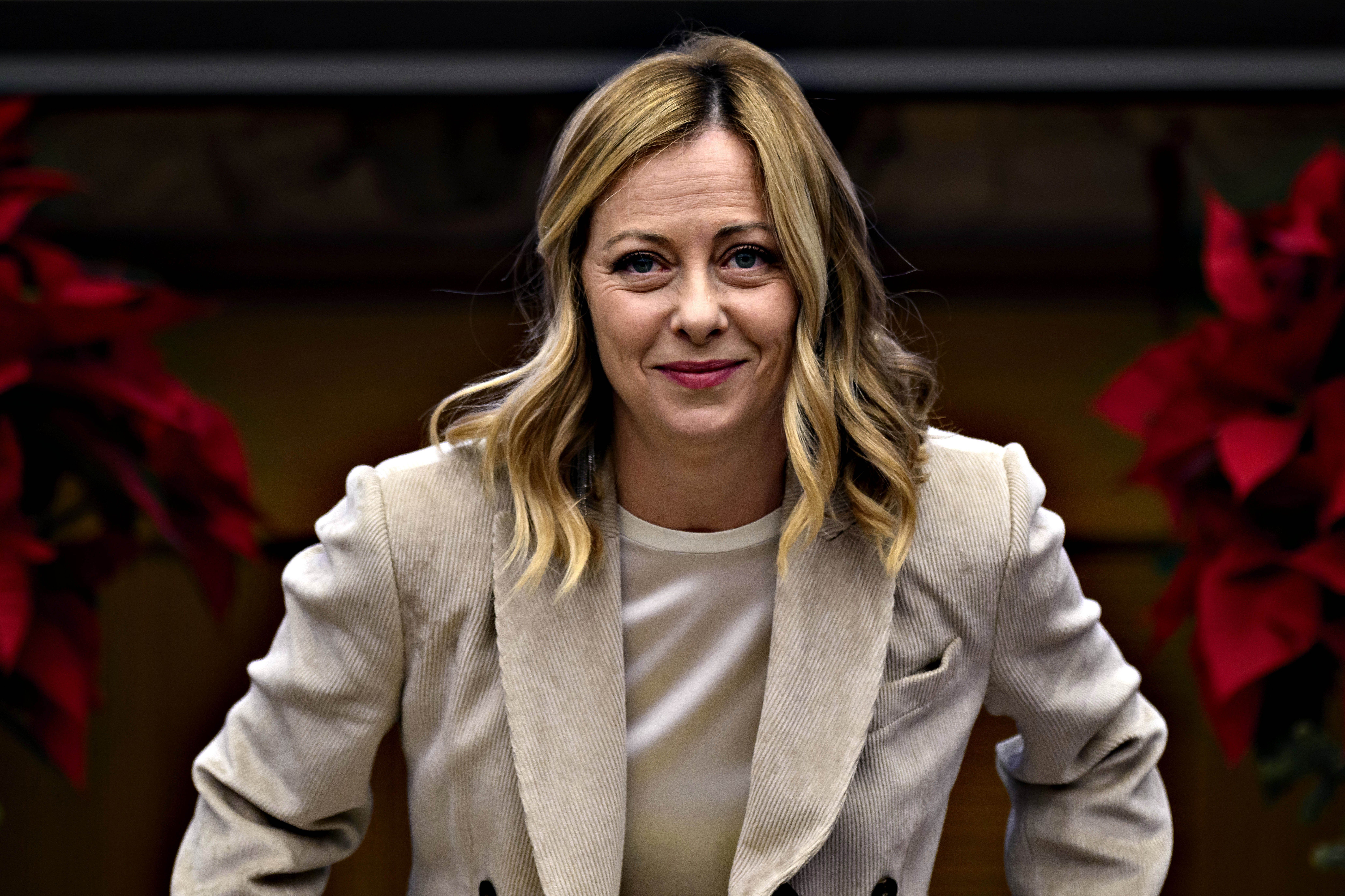 La Meloni fa le pulizie della befana - La Verità