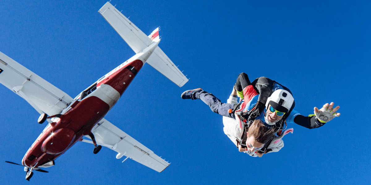 Skydiver flies through a rain cloud - Upworthy