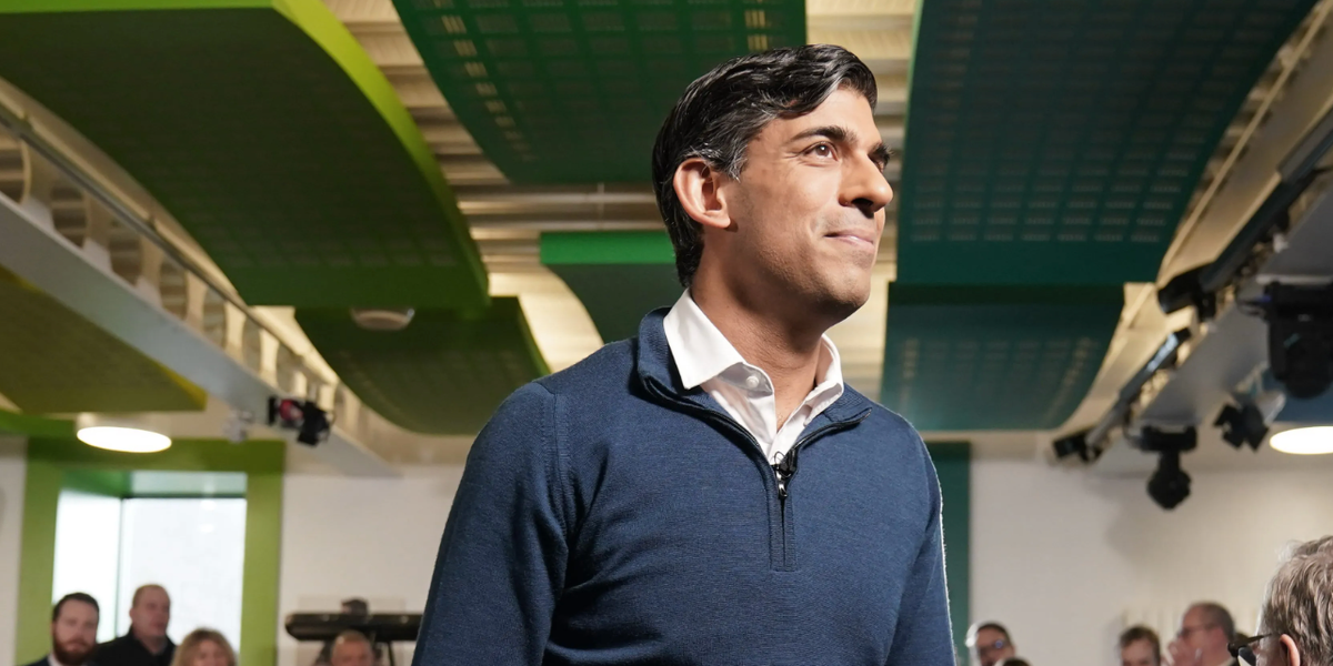 Sunak tace e ascolta le vittime dei sieri. Qui Speranza insulta - La Verità