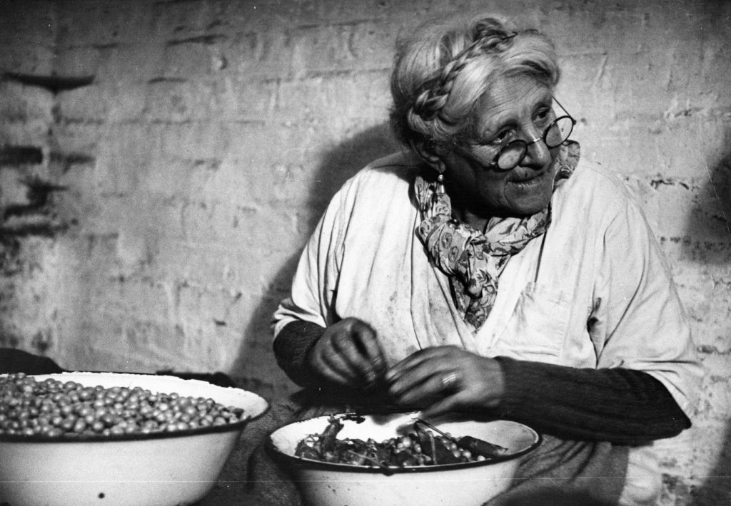 How shelling peas brings people together - It's a Southern Thing