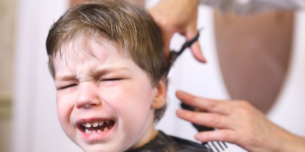 Barber walks autistic boy through first haircut in years - Upworthy