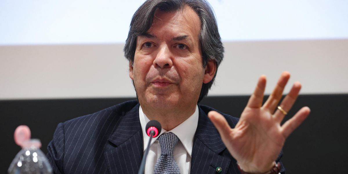 «Bari, oltre 6.000 accessi abusivi». Messina blinda Intesa col generale