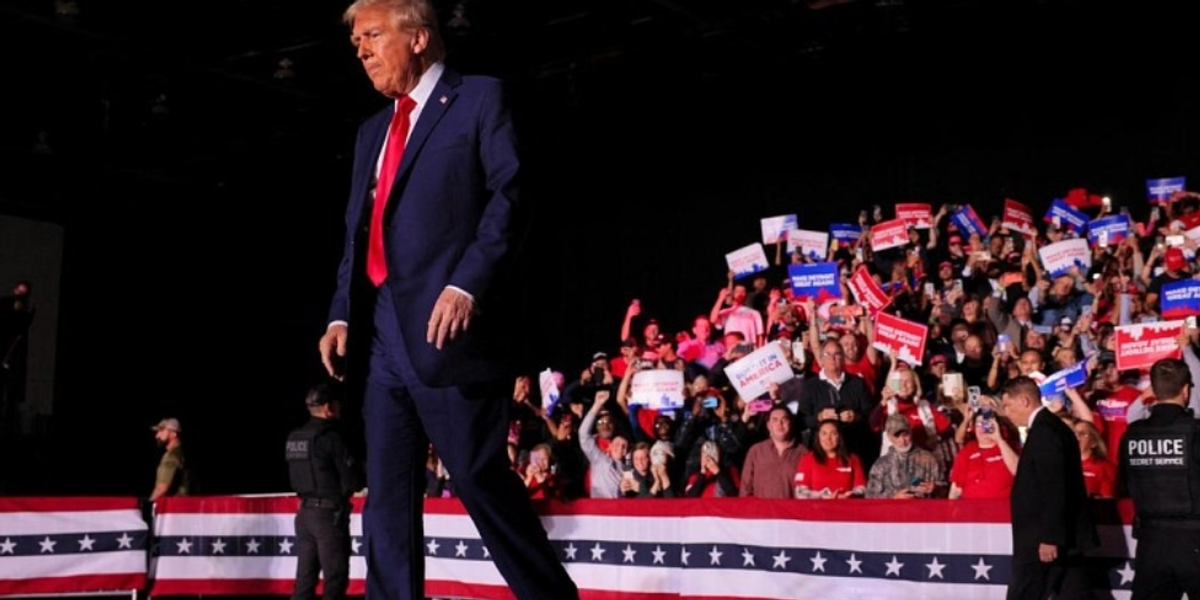 Trump Paces Onstage At 'Pretty Empty' Detroit Rally As Microphone Fails ...