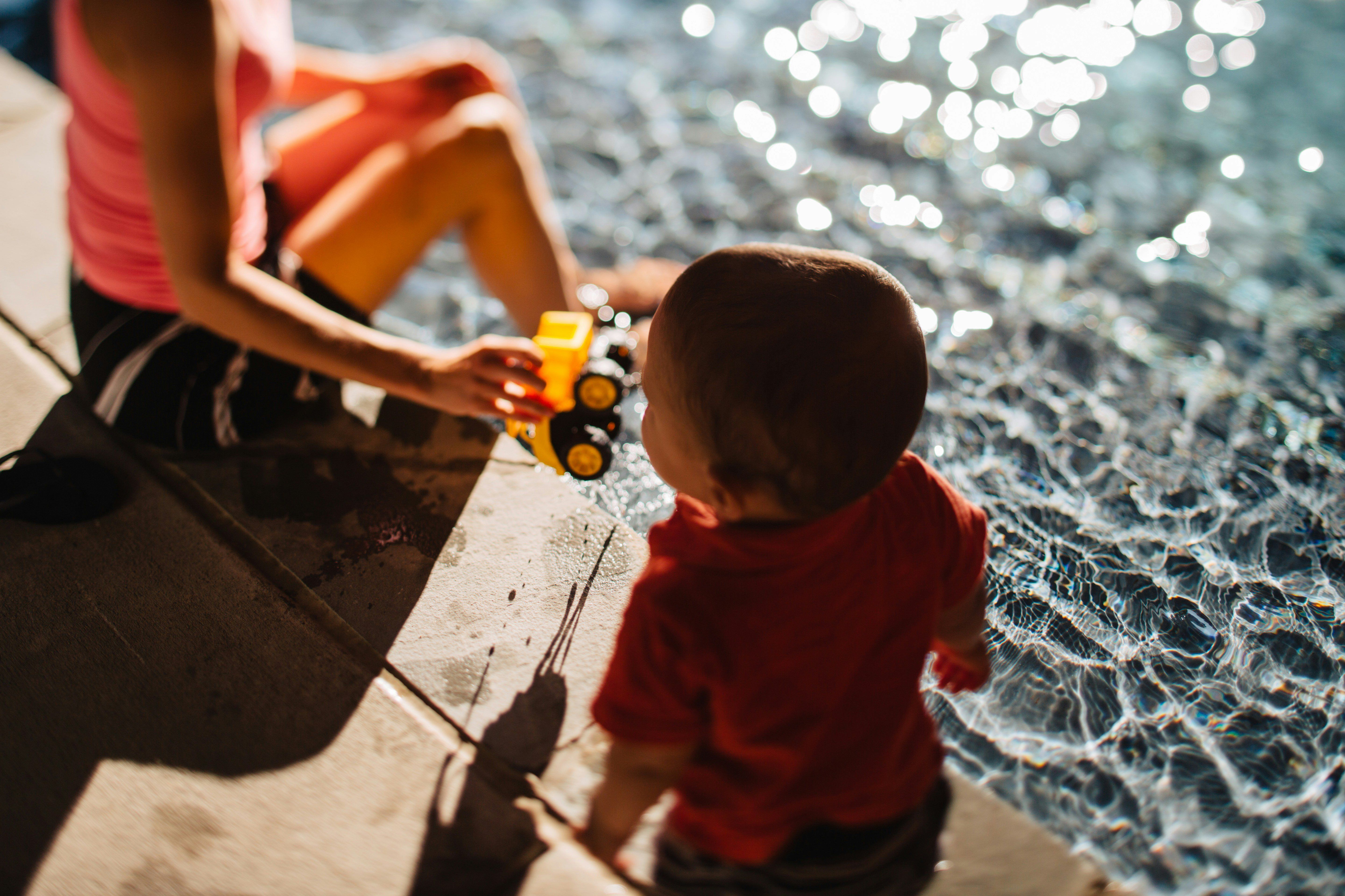 17-month-old saves himself after falling into a pool alone - Upworthy