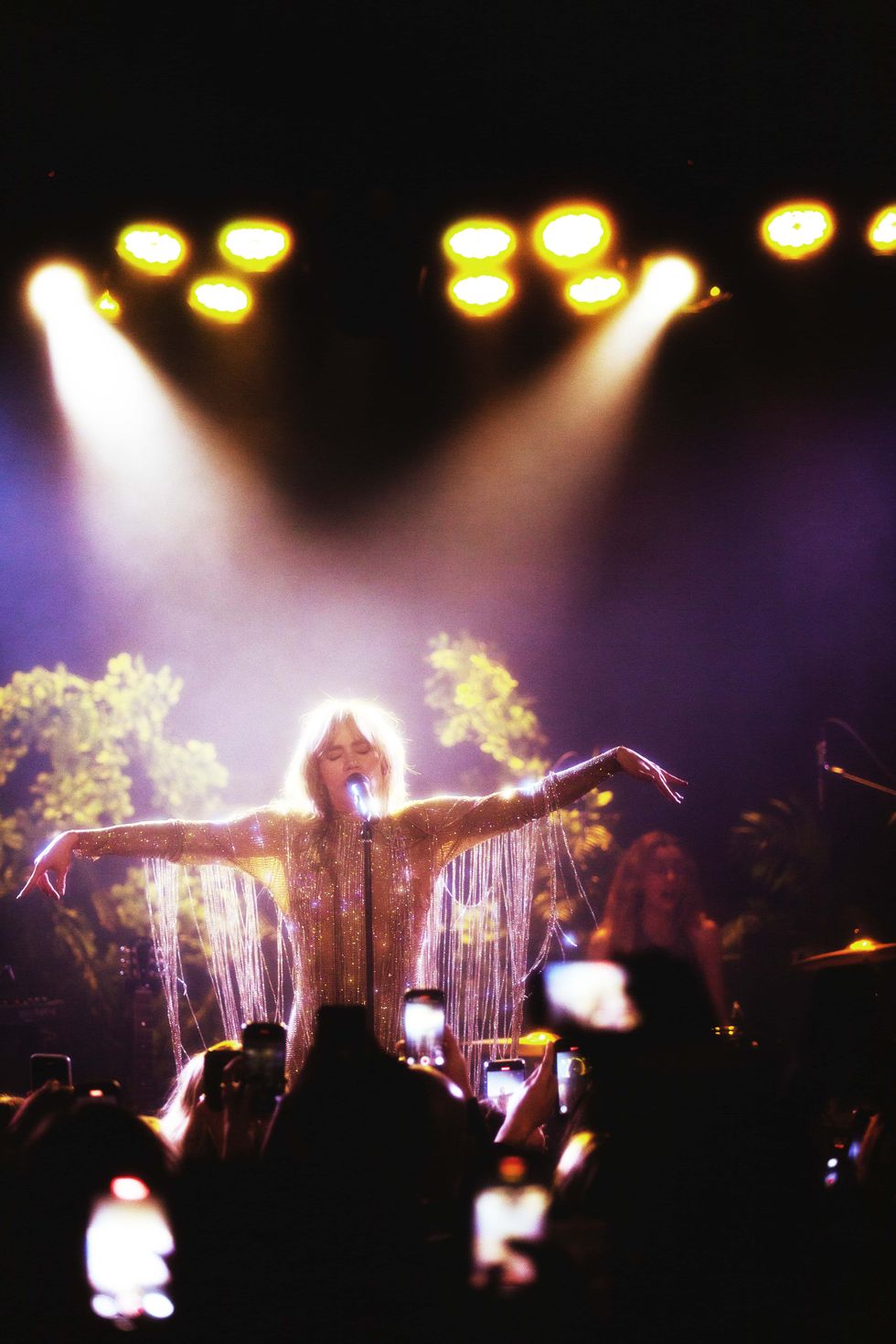 "Dream Woman" Suki Waterhouse Performs at The Roxy in LA - PAPER Magazine