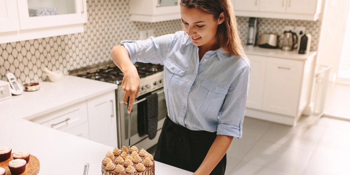 Family's genius cake cutting hack is being called revolutionary - Upworthy