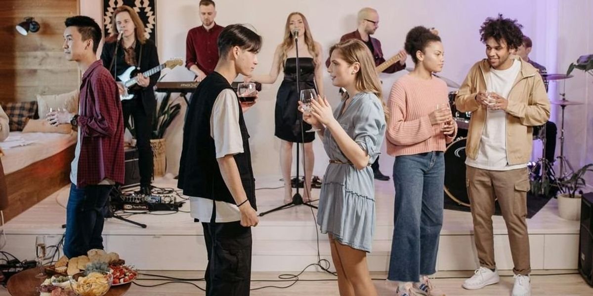 This 3-step Harvard conversation trick makes shy people more likable ...