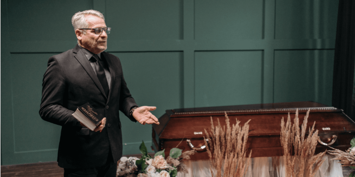Man beautifully honors his father's caregiver at his funeral - Upworthy