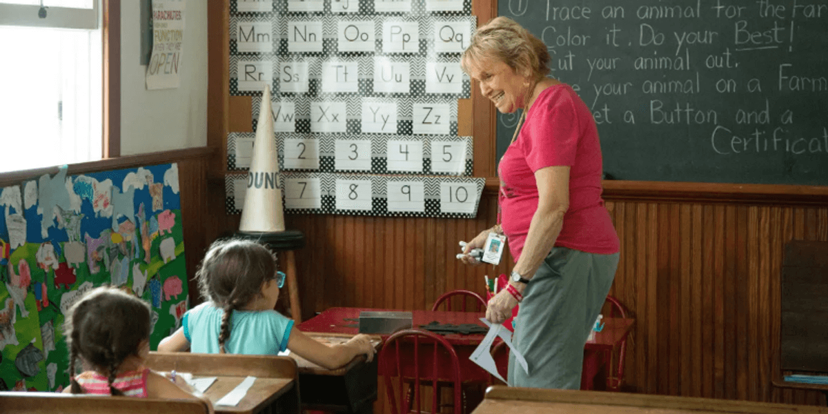 Retired elementary school teacher reveals big way parents are 'messing ...