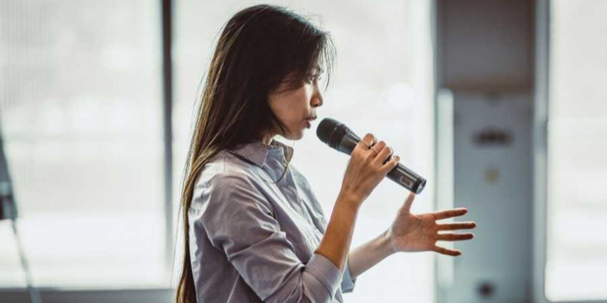 Public speaking expert shares a counterintuitive hack to keep your ...