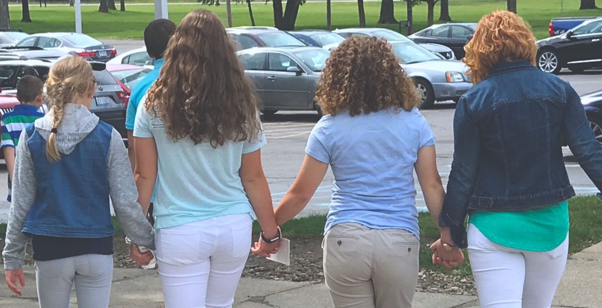 10 Undeniable Signs Your Sister Is Your Person