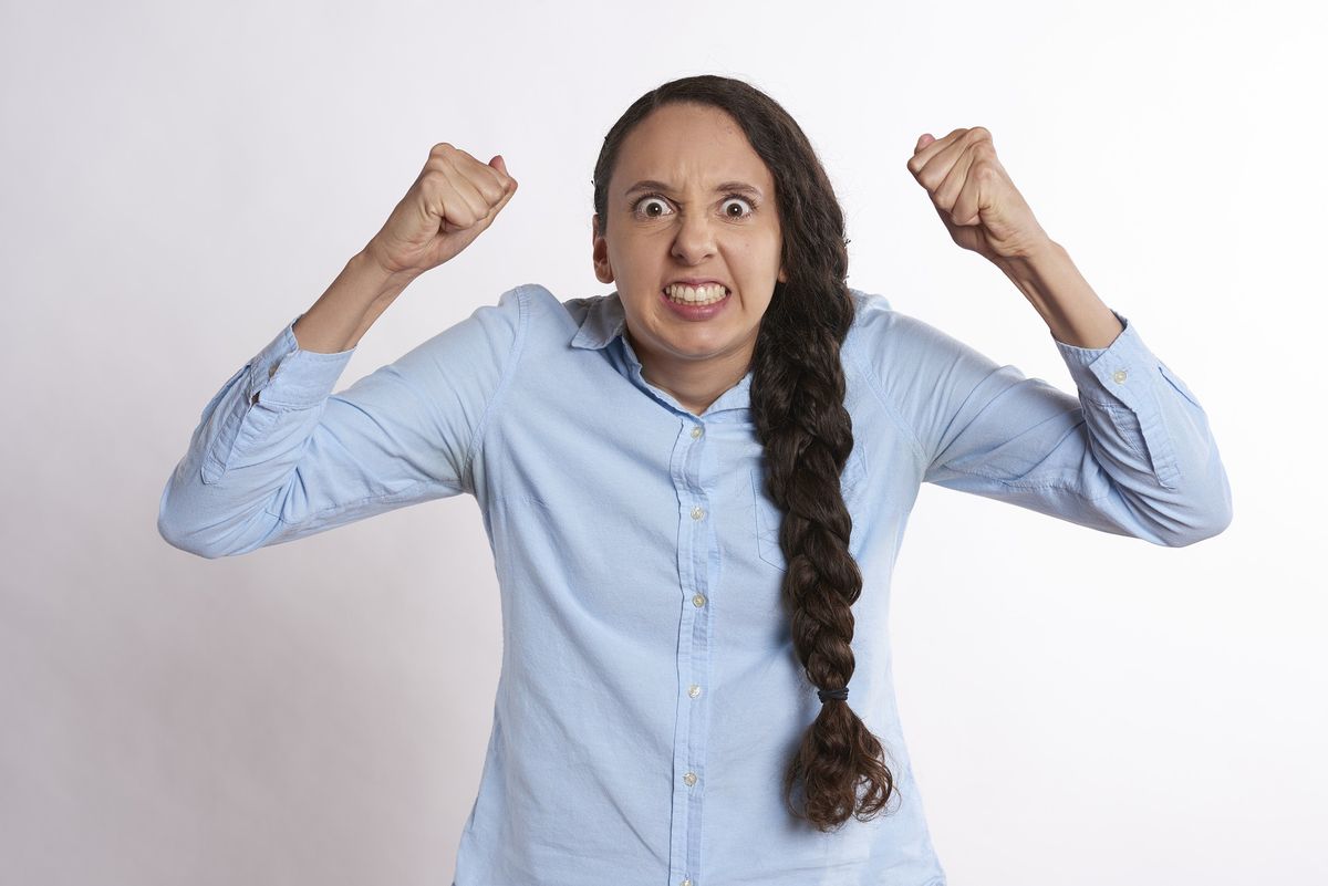 34 Pet Peeves That Everyone Can Relate To