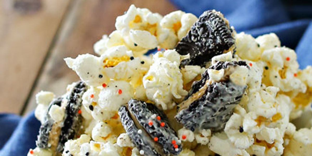 Peanut Butter Oreo Popcorn - My Recipe Magic