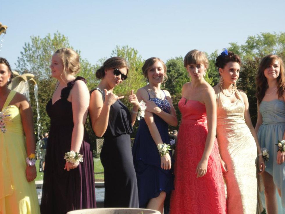 10 Thoughts College Students Have When Prom Pictures Go Up