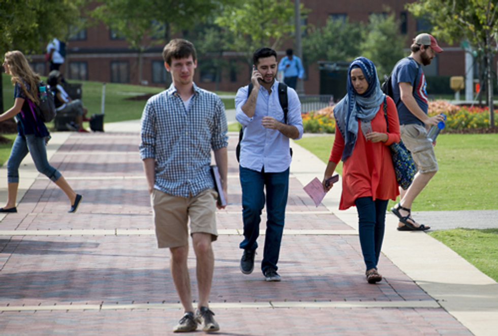 9 Things College Students Experience While Walking To Class