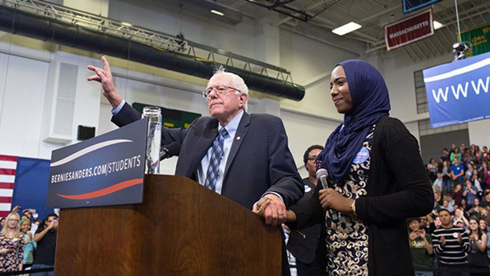 4 Reasons Bernie Sanders And Cats Are Similar