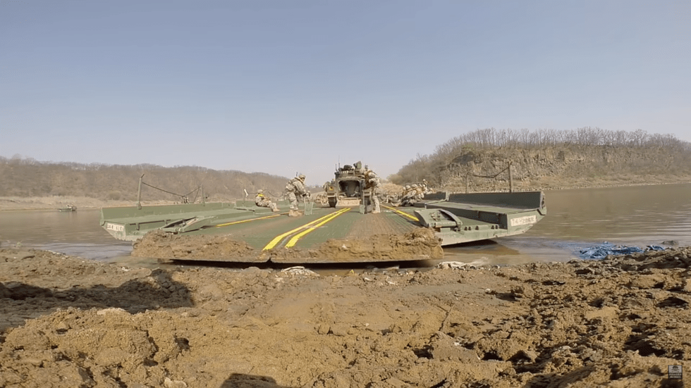 The awesome way the Army gets 70-ton tanks across rivers - Americas ...