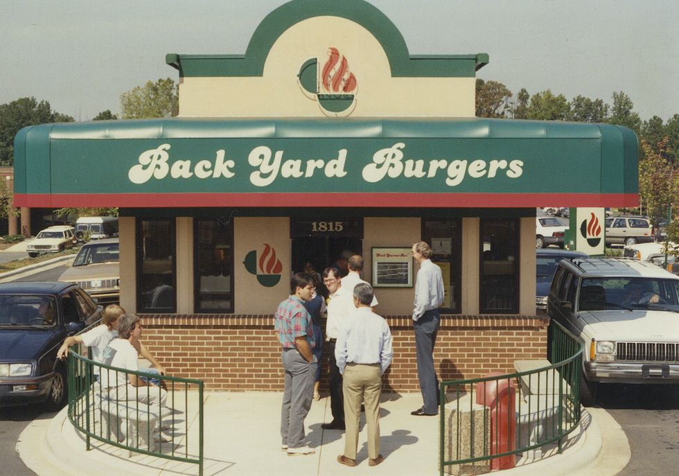 12 small burger chains that the entire world should know - It's a ...