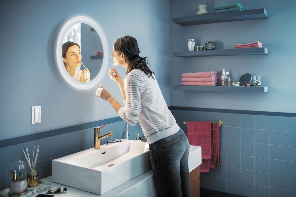 Philips Hue bathroom mirror and fixture lights you favorably - Gearbrain