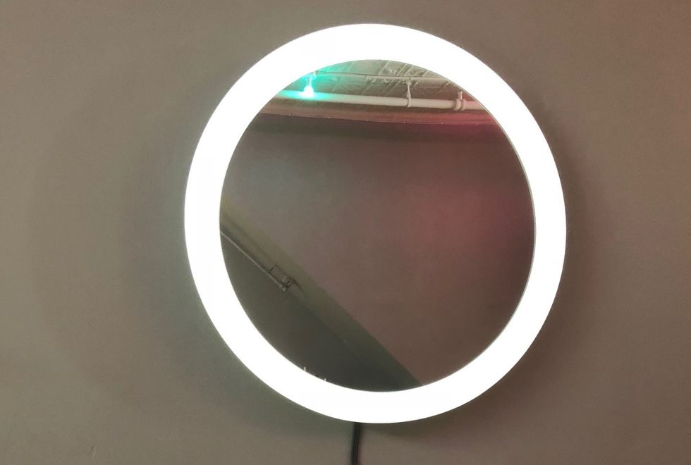 Philips Hue bathroom mirror and fixture lights you favorably - Gearbrain