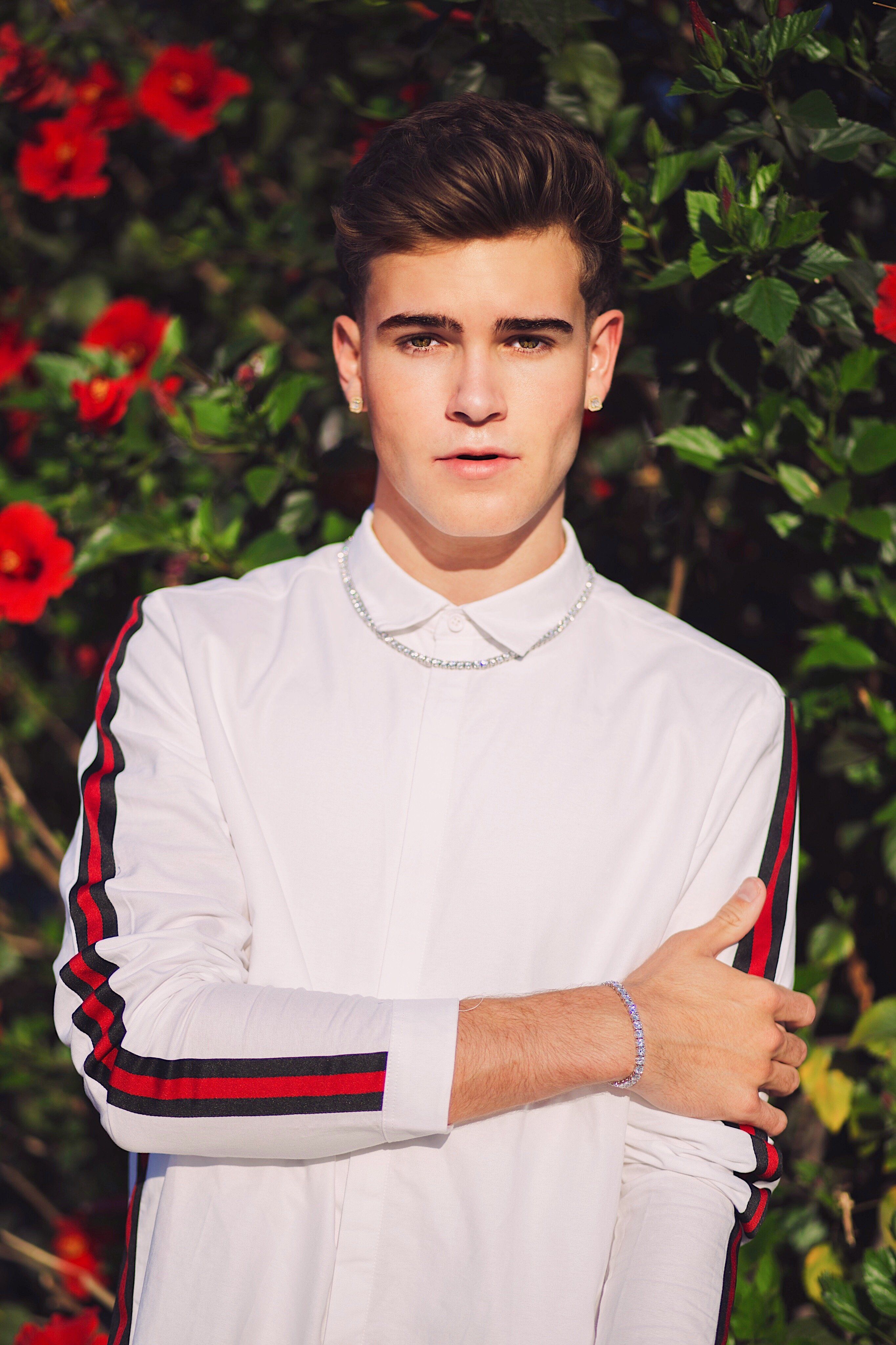 Devin Hayes premieres new music video for "Best Mistake"