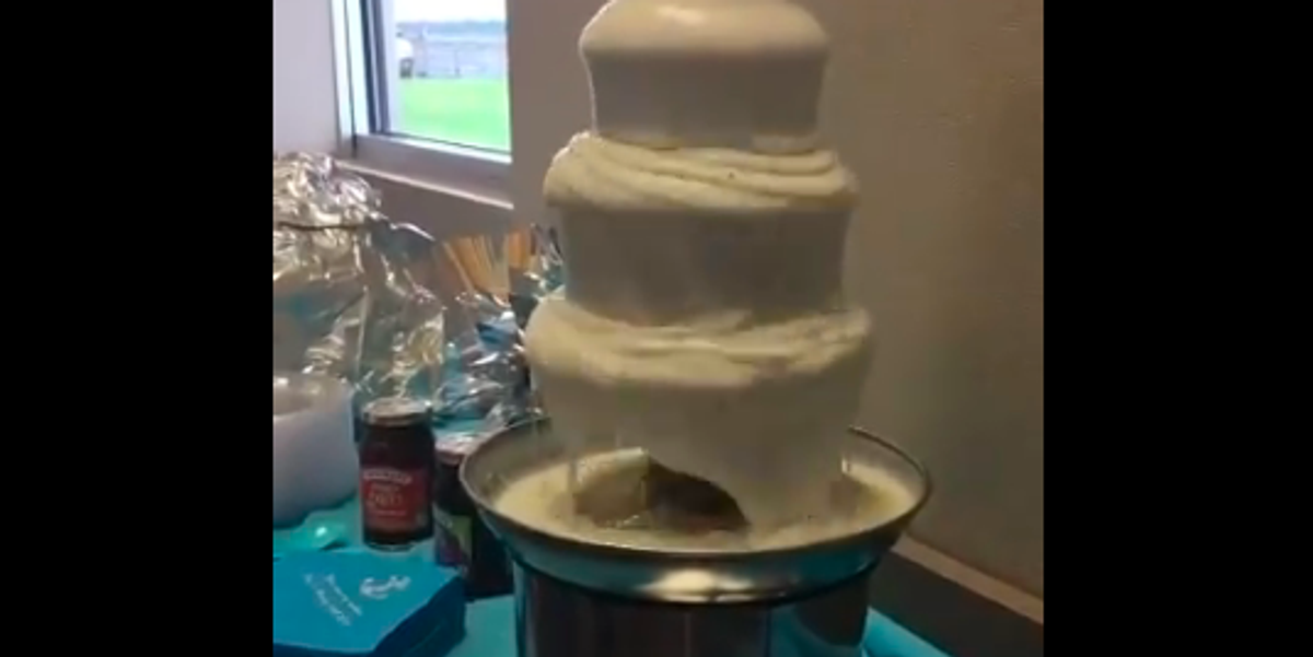 Epic white gravy fountain makes an appearance at Arkansas wedding - It ...