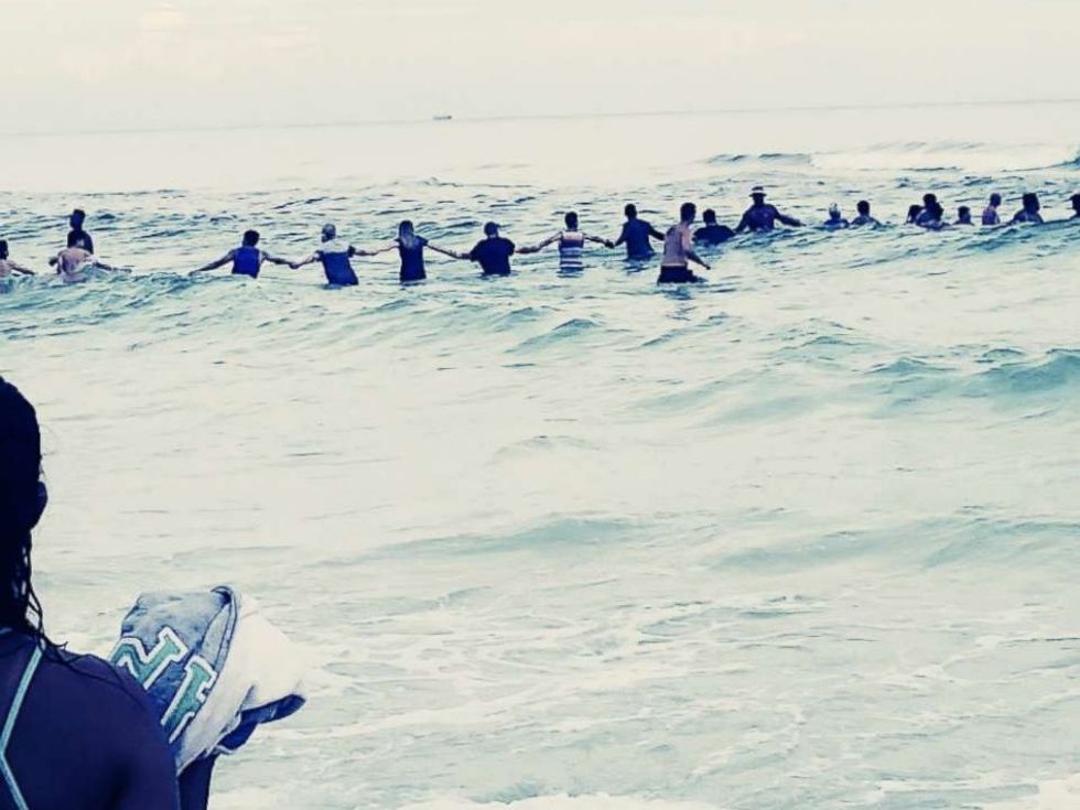 80 People Form an Incredible Human Chain to Save a Family from Drowning ...