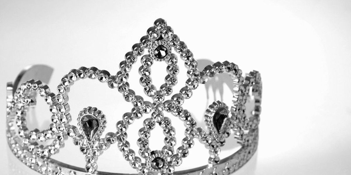 Watch heartwarming moment Tennessee homecoming queen gives crown to her ...