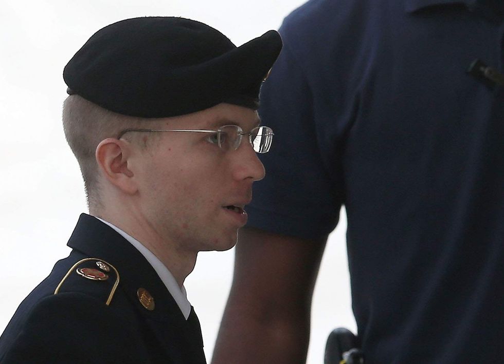 Transgender Chelsea Manning to stay in Army, receive benefits after ...