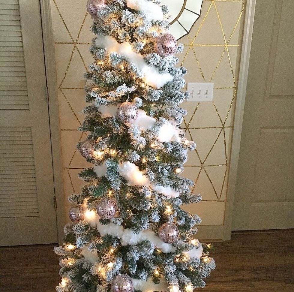 How To Decorate A Glam-Inspired Christmas Tree - xoNecole: Women's ...