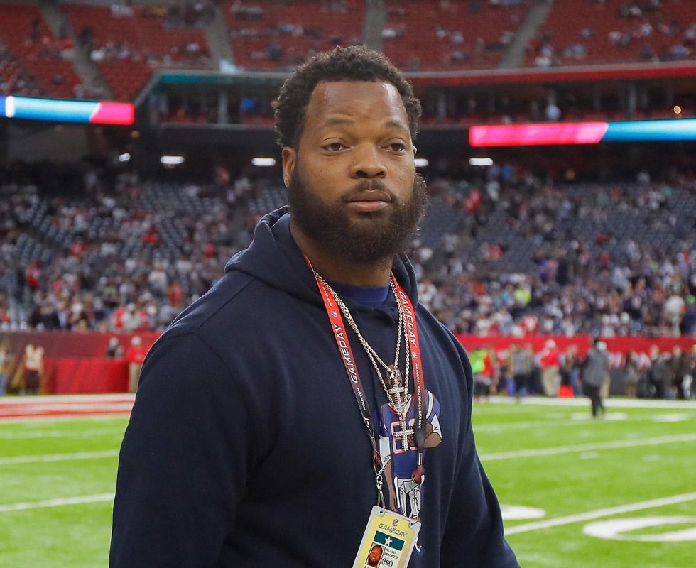 NFL player Michael Bennett turns self in on felony charge of injuring ...