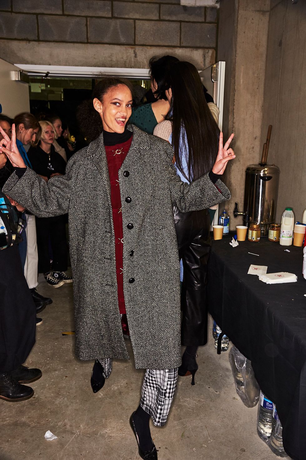 Alexa Chung Brings Back Skinny Scarves at London Fashion Week - PAPER ...