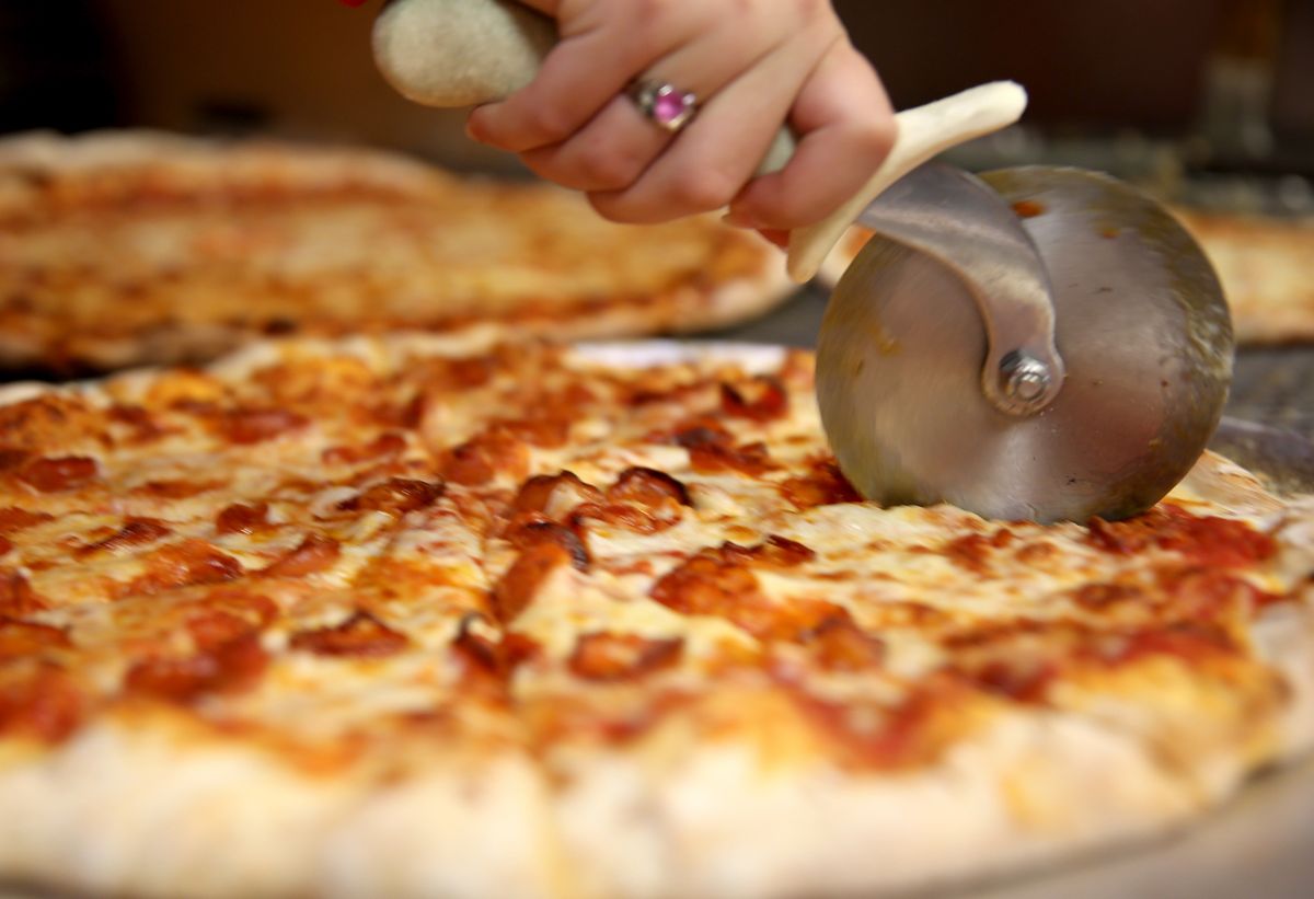 Virginia - Dabbing pizza grease with a napkin - It's a Southern Thing