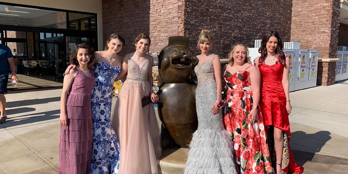 Texas teens take prom photos at Buc-ee's - It's a Southern Thing