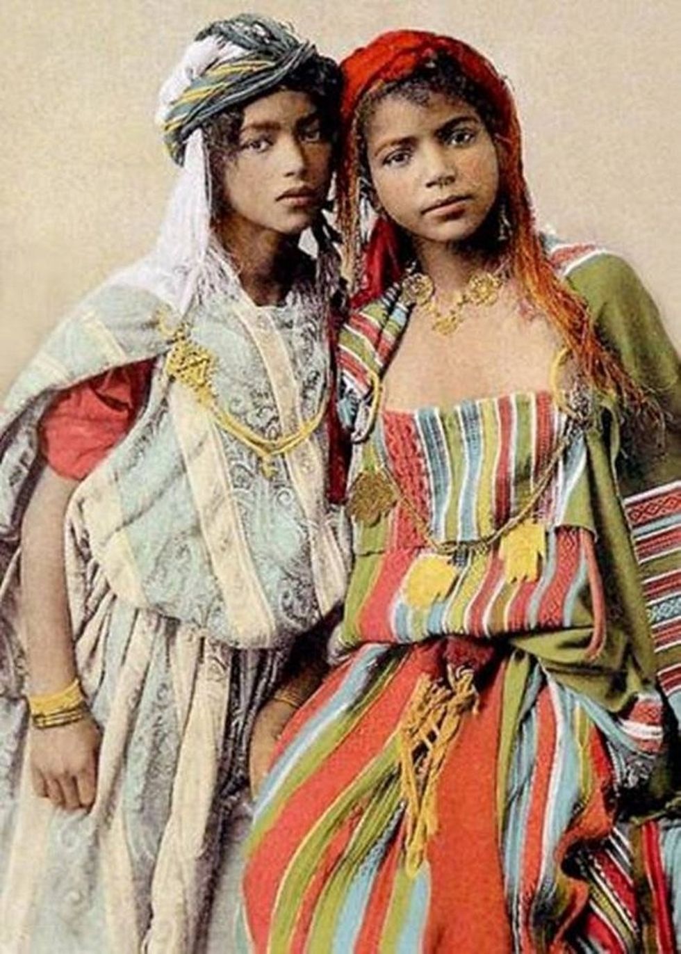 Gypsy girl with Mandolin c. 1911 - Upworthy
