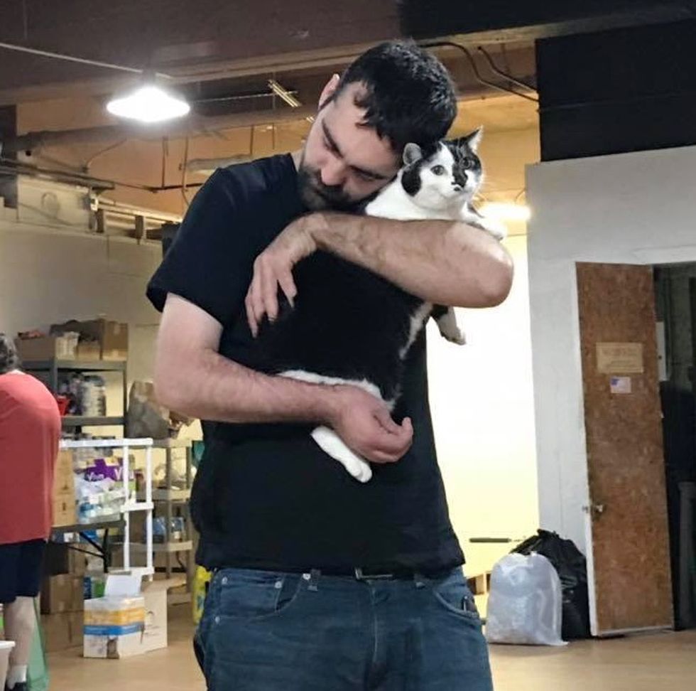 Man Who Wasn’t a Cat Guy Until He Started Volunteering, Finds a Kitty ...