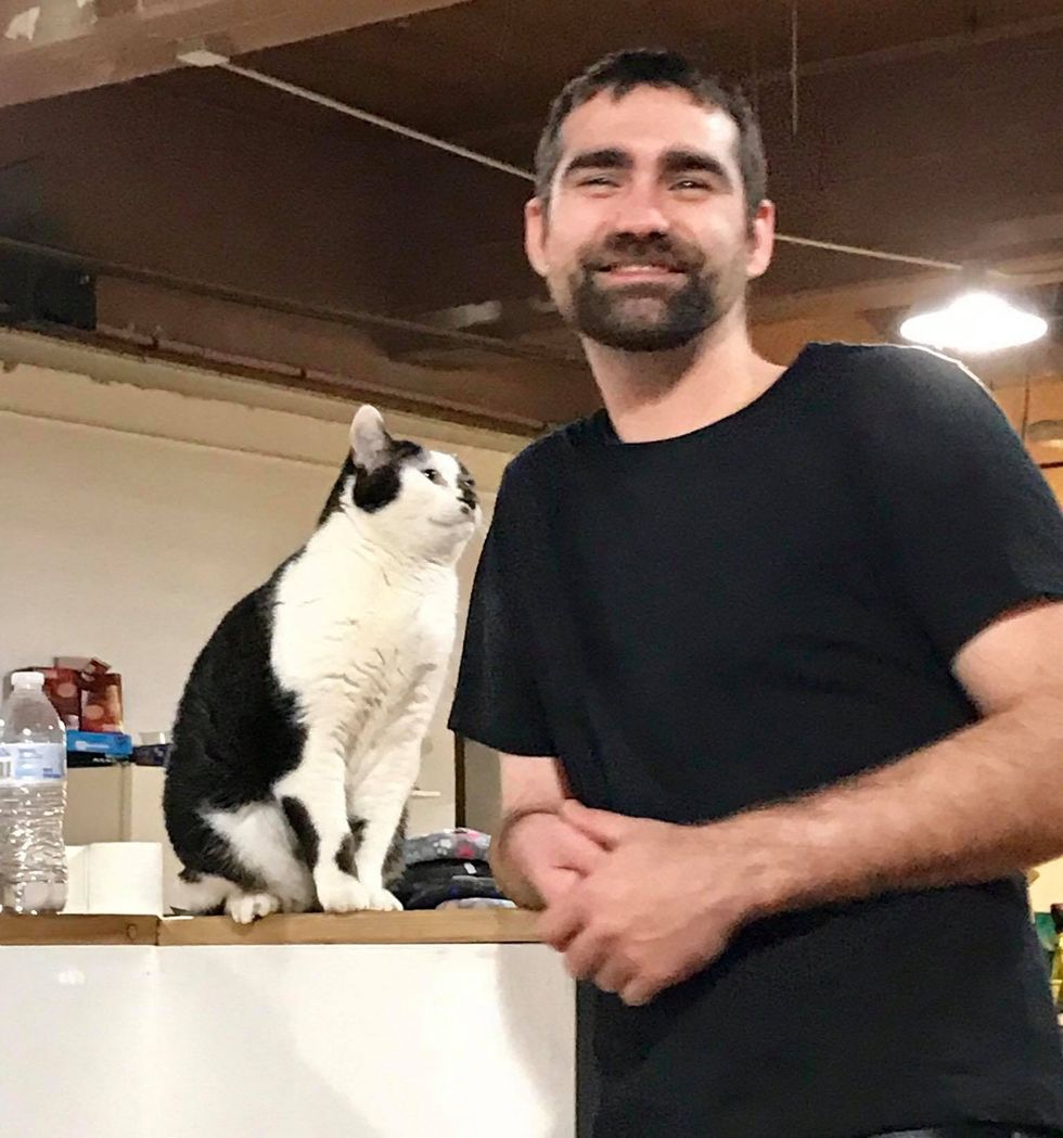Man Who Wasn’t a Cat Guy Until He Started Volunteering, Finds a Kitty ...