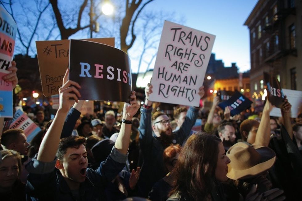 21 powerful photos from protests following Trump's anti-trans order ...