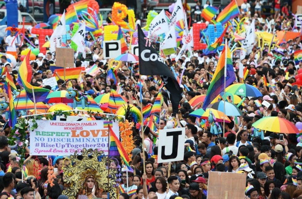 They went to Pride with 'I'm sorry' signs, and people are feeling all ...