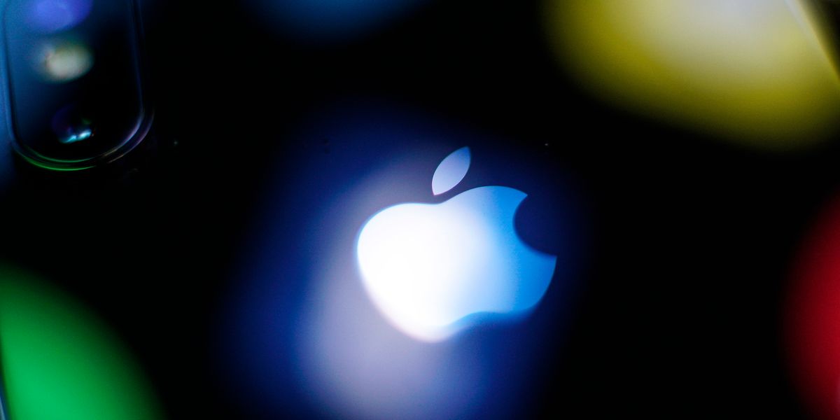 New Apple iOs Has "Facetime Attention Correction" Feature - PAPER Magazine